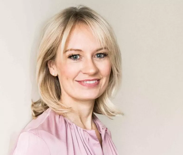 Who is Dr Fiona McCarthy? - The Tweakments Guide